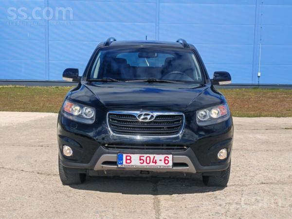 Black Hyundai Santa Fe 2012 in Riga, with an engine capacity of 2.20 L and mileage of 236 thousand km for 7890 €, photo 8 on AUTOMOTO.COM.LV