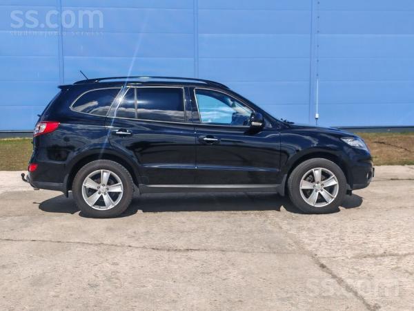 Black Hyundai Santa Fe 2012 in Riga, with an engine capacity of 2.20 L and mileage of 236 thousand km for 7890 €, photo 9 on AUTOMOTO.COM.LV
