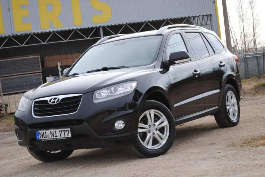 Black Hyundai Santa Fe 2012 in Riga, with an engine capacity of 2.20 L and mileage of 225 thousand km for 7990 €, photo 1 on AUTOMOTO.COM.LV