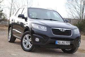 Black Hyundai Santa Fe 2012 in Riga, with an engine capacity of 2.20 L and mileage of 225 thousand km for 7990 €, photo 5 on AUTOMOTO.COM.LV