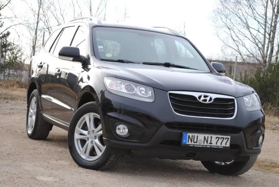 Black Hyundai Santa Fe 2012 in Riga, with an engine capacity of 2.20 L and mileage of 225 thousand km for 7990 €, photo 5 on AUTOMOTO.COM.LV