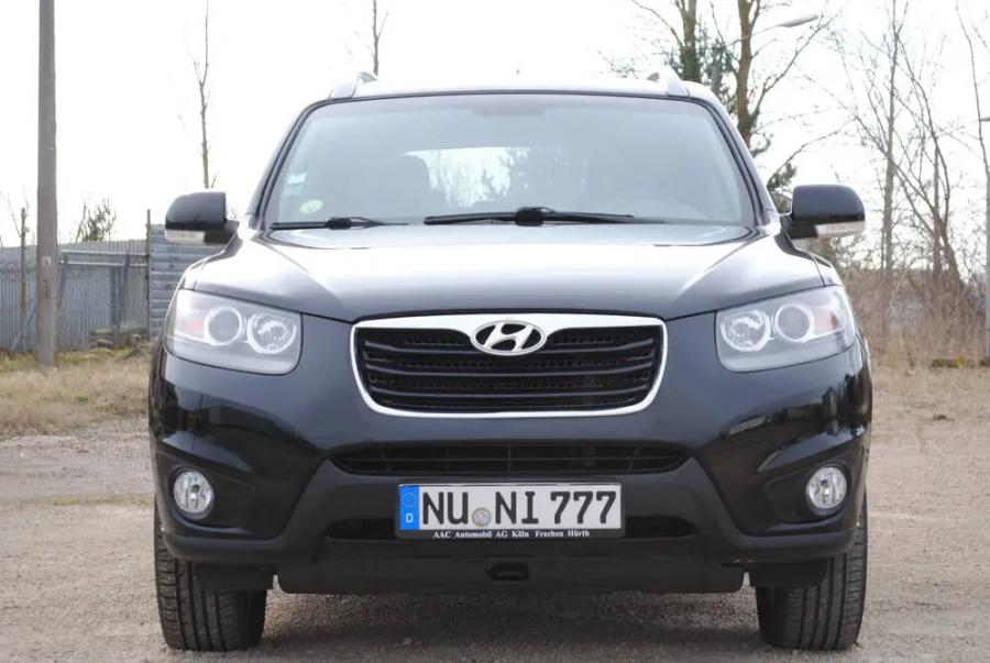 Black Hyundai Santa Fe 2012 in Riga, with an engine capacity of 2.20 L and mileage of 225 thousand km for 7990 €, photo 6 on AUTOMOTO.COM.LV