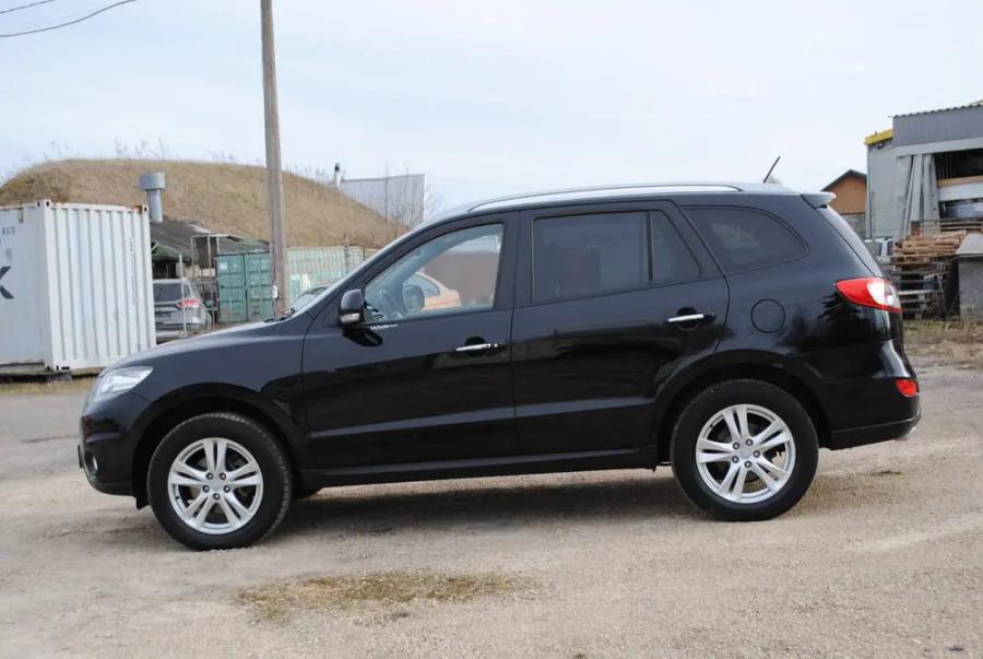 Black Hyundai Santa Fe 2012 in Riga, with an engine capacity of 2.20 L and mileage of 225 thousand km for 7990 €, photo 7 on AUTOMOTO.COM.LV