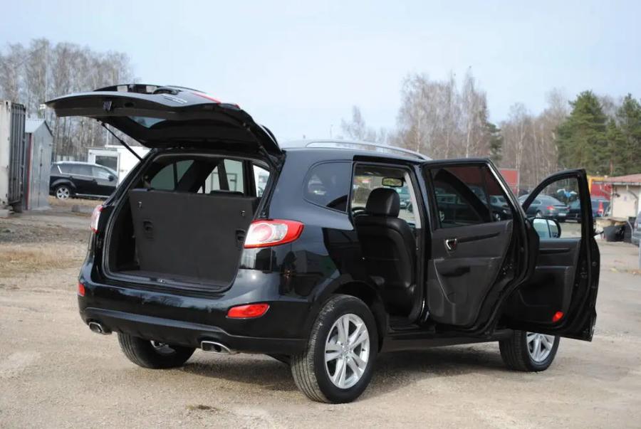 Black Hyundai Santa Fe 2012 in Riga, with an engine capacity of 2.20 L and mileage of 225 thousand km for 7990 €, photo 8 on AUTOMOTO.COM.LV