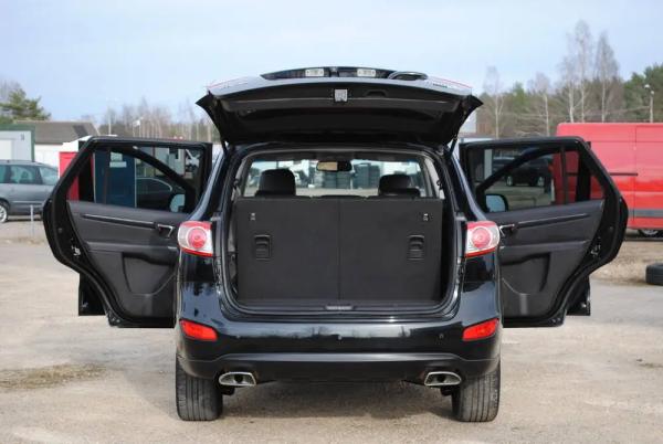 Black Hyundai Santa Fe 2012 in Riga, with an engine capacity of 2.20 L and mileage of 225 thousand km for 7990 €, photo 8 on AUTOMOTO.COM.LV