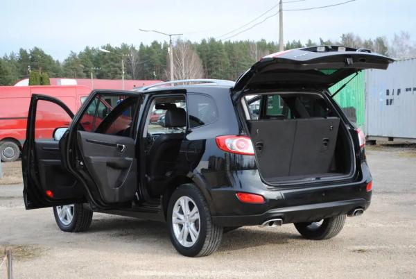 Black Hyundai Santa Fe 2012 in Riga, with an engine capacity of 2.20 L and mileage of 225 thousand km for 7990 €, photo 9 on AUTOMOTO.COM.LV