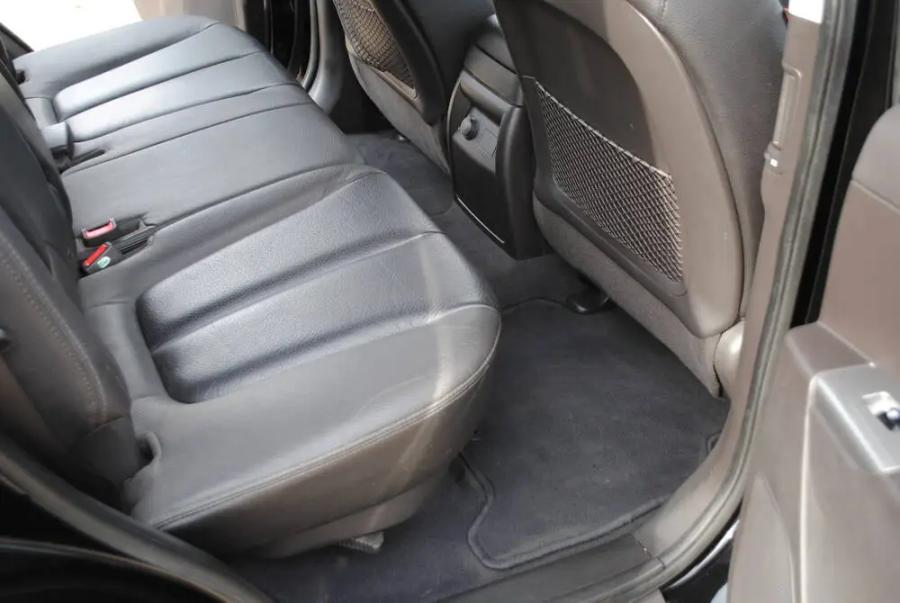 Black Hyundai Santa Fe 2012 in Riga, with an engine capacity of 2.20 L and mileage of 225 thousand km for 7990 €, photo 12 on AUTOMOTO.COM.LV