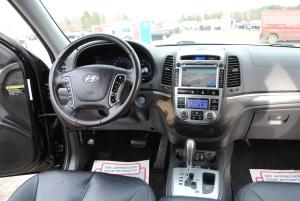 Black Hyundai Santa Fe 2012 in Riga, with an engine capacity of 2.20 L and mileage of 225 thousand km for 7990 €, photo 15 on AUTOMOTO.COM.LV