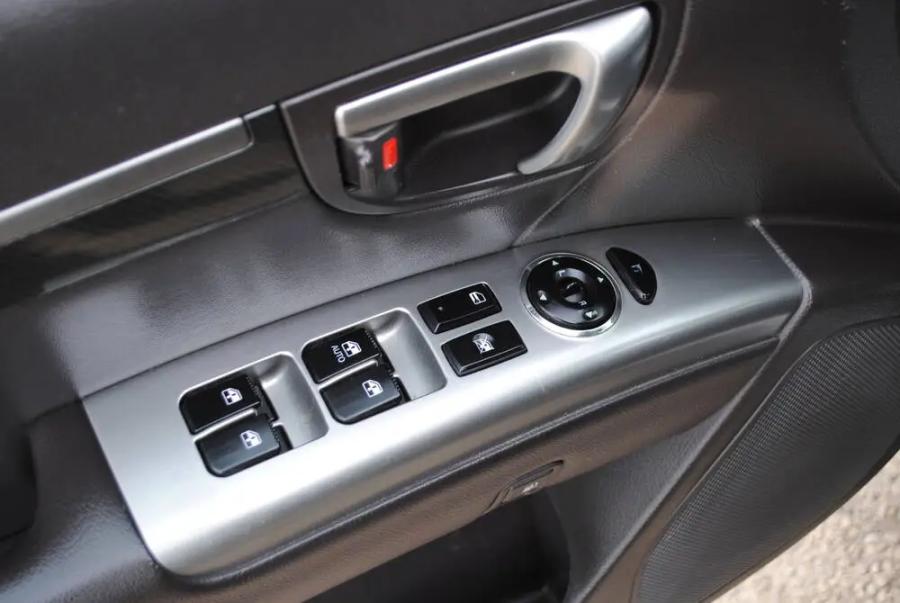 Black Hyundai Santa Fe 2012 in Riga, with an engine capacity of 2.20 L and mileage of 225 thousand km for 7990 €, photo 16 on AUTOMOTO.COM.LV