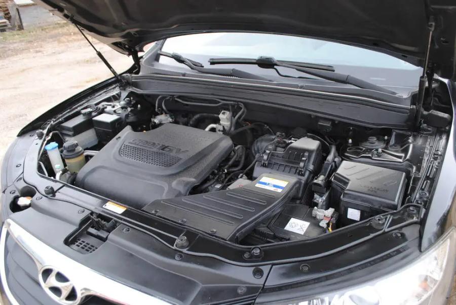 Black Hyundai Santa Fe 2012 in Riga, with an engine capacity of 2.20 L and mileage of 225 thousand km for 7990 €, photo 17 on AUTOMOTO.COM.LV