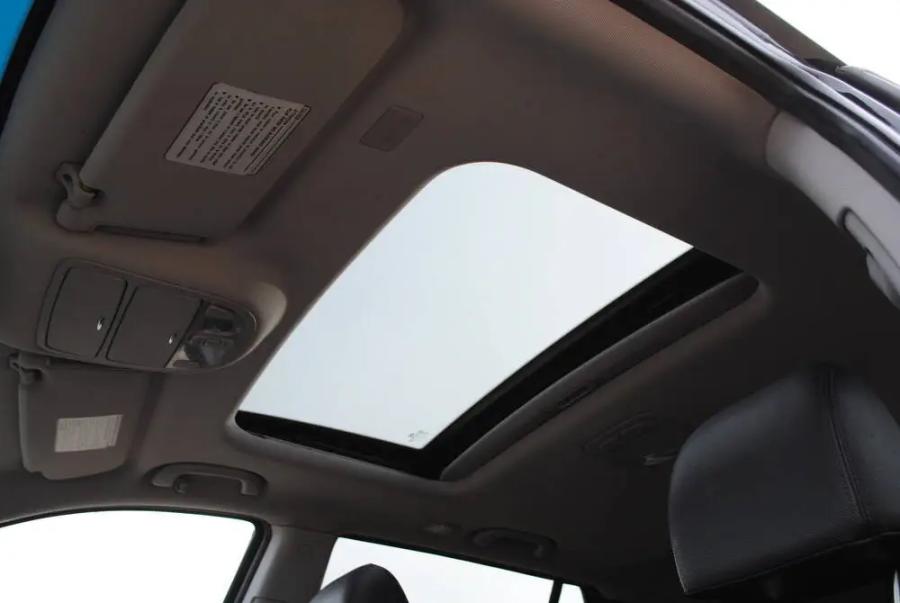 Black Hyundai Santa Fe 2012 in Riga, with an engine capacity of 2.20 L and mileage of 225 thousand km for 7990 €, photo 19 on AUTOMOTO.COM.LV