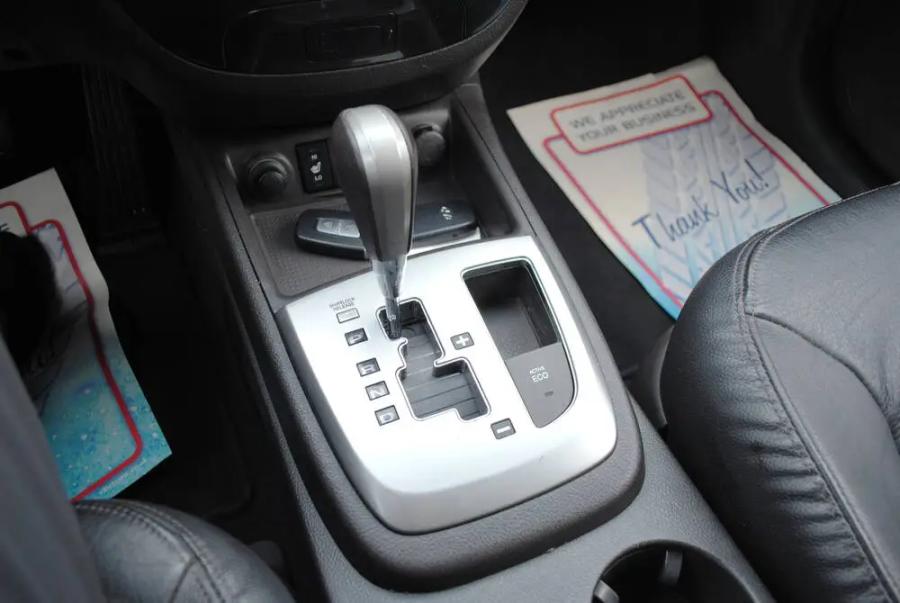 Black Hyundai Santa Fe 2012 in Riga, with an engine capacity of 2.20 L and mileage of 225 thousand km for 7990 €, photo 21 on AUTOMOTO.COM.LV