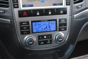Black Hyundai Santa Fe 2012 in Riga, with an engine capacity of 2.20 L and mileage of 225 thousand km for 7990 €, photo 23 on AUTOMOTO.COM.LV
