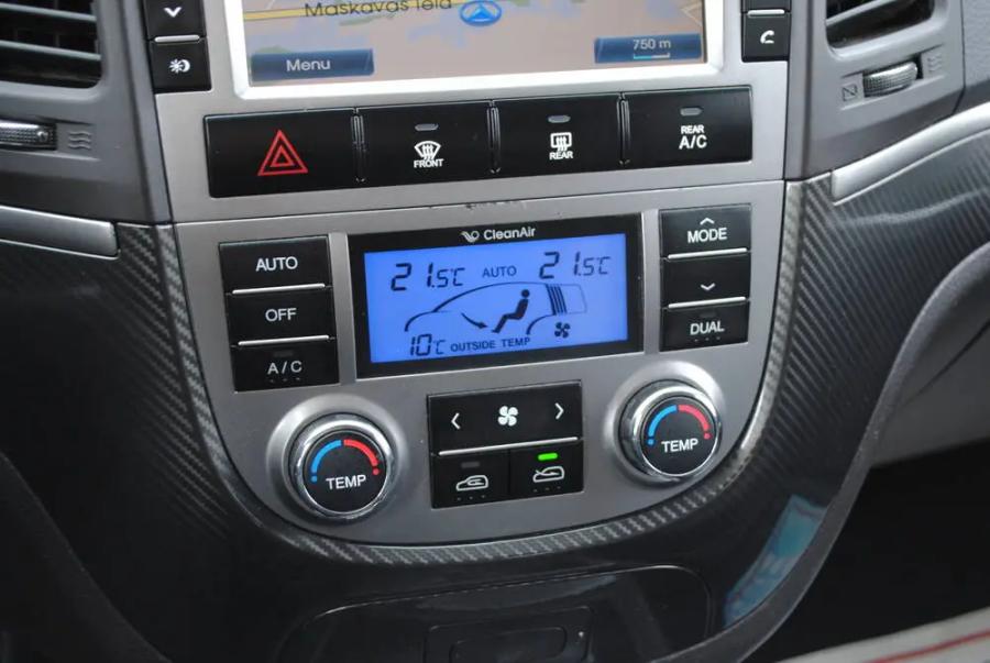 Black Hyundai Santa Fe 2012 in Riga, with an engine capacity of 2.20 L and mileage of 225 thousand km for 7990 €, photo 23 on AUTOMOTO.COM.LV
