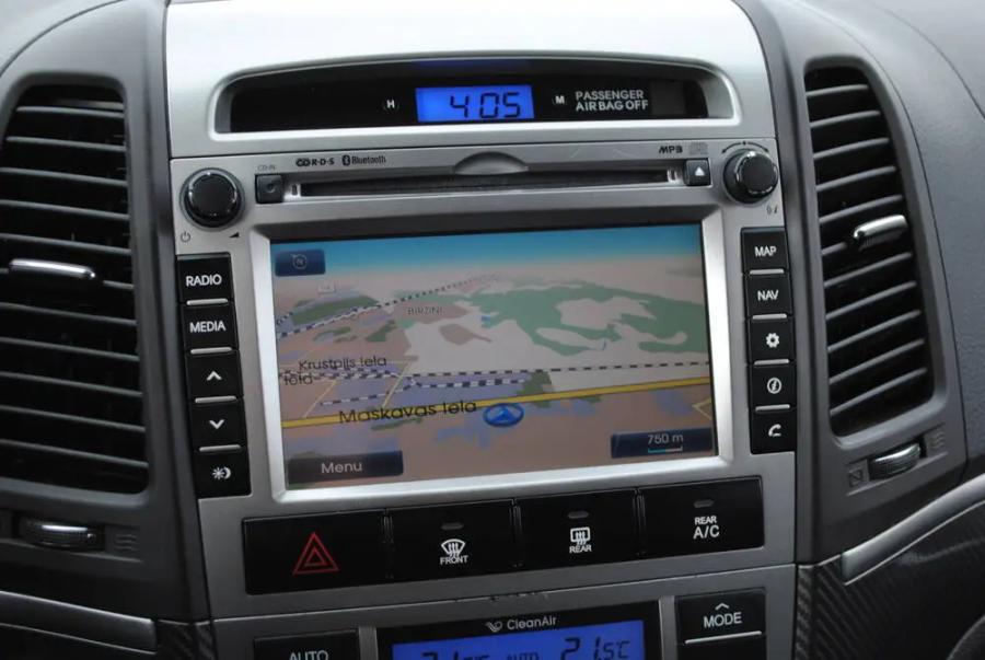 Black Hyundai Santa Fe 2012 in Riga, with an engine capacity of 2.20 L and mileage of 225 thousand km for 7990 €, photo 24 on AUTOMOTO.COM.LV