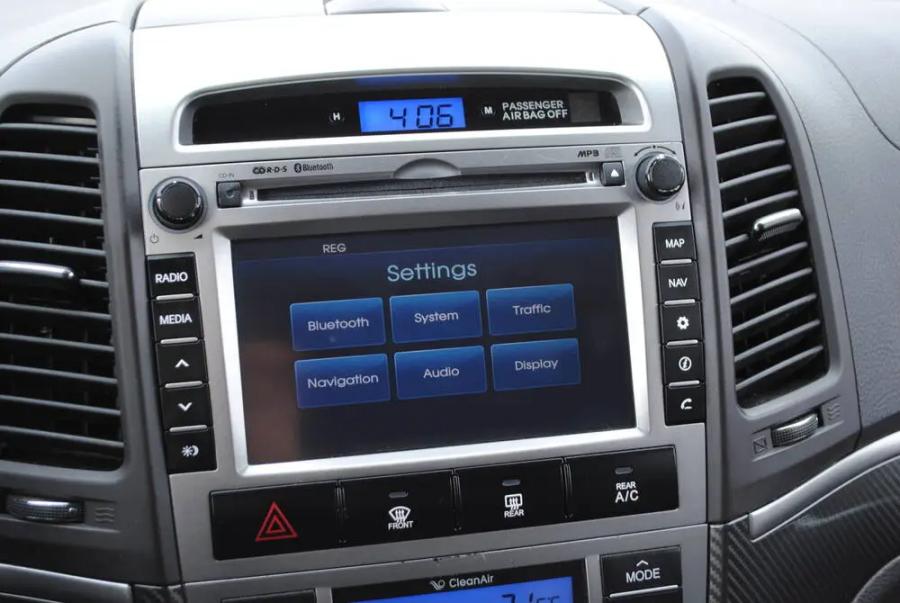 Black Hyundai Santa Fe 2012 in Riga, with an engine capacity of 2.20 L and mileage of 225 thousand km for 7990 €, photo 25 on AUTOMOTO.COM.LV