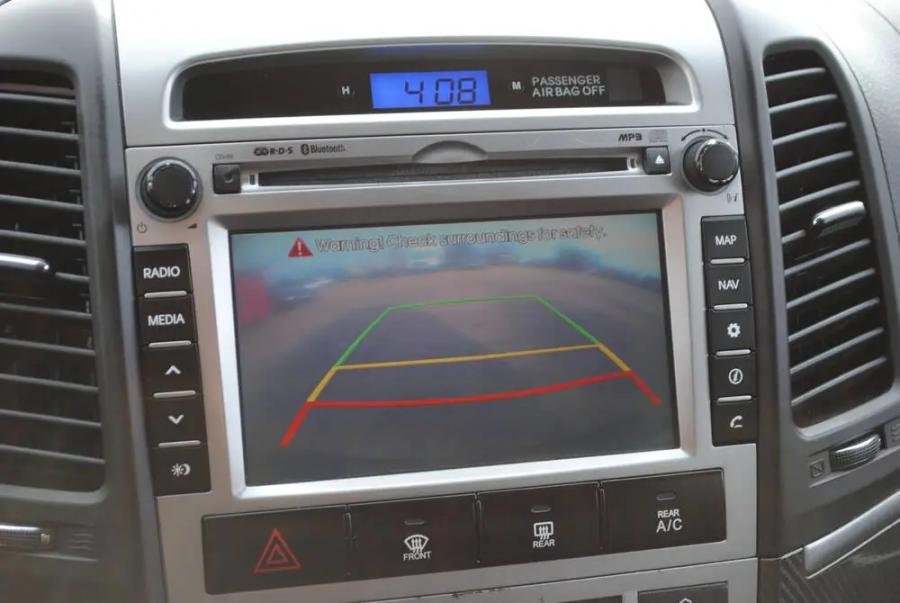 Black Hyundai Santa Fe 2012 in Riga, with an engine capacity of 2.20 L and mileage of 225 thousand km for 7990 €, photo 27 on AUTOMOTO.COM.LV