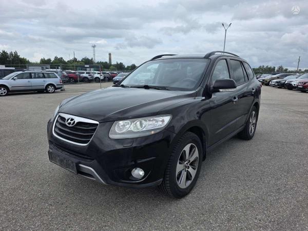 Black Hyundai Santa Fe 2012 in Marijampole, with an engine capacity of 2.20 L and mileage of 318 thousand km for 4300 €, photo 1 on AUTOMOTO.COM.LV