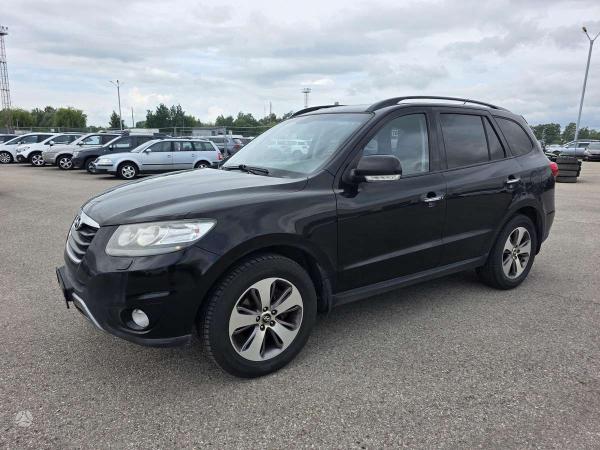 Black Hyundai Santa Fe 2012 in Marijampole, with an engine capacity of 2.20 L and mileage of 318 thousand km for 4300 €, photo 2 on AUTOMOTO.COM.LV