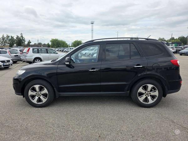 Black Hyundai Santa Fe 2012 in Marijampole, with an engine capacity of 2.20 L and mileage of 318 thousand km for 4300 €, photo 4 on AUTOMOTO.COM.LV
