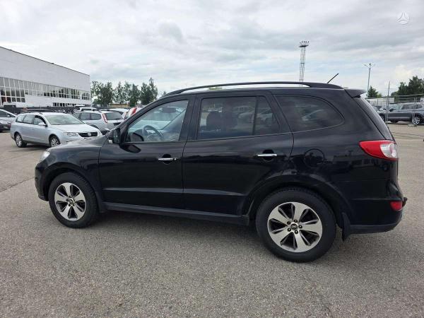 Black Hyundai Santa Fe 2012 in Marijampole, with an engine capacity of 2.20 L and mileage of 318 thousand km for 4300 €, photo 5 on AUTOMOTO.COM.LV