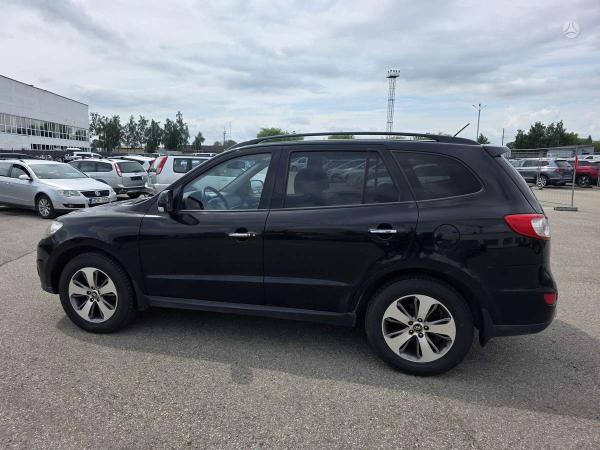 Black Hyundai Santa Fe 2012 in Marijampole, with an engine capacity of 2.20 L and mileage of 318 thousand km for 4300 €, photo 6 on AUTOMOTO.COM.LV