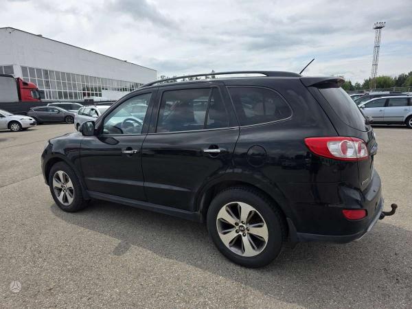 Black Hyundai Santa Fe 2012 in Marijampole, with an engine capacity of 2.20 L and mileage of 318 thousand km for 4300 €, photo 7 on AUTOMOTO.COM.LV