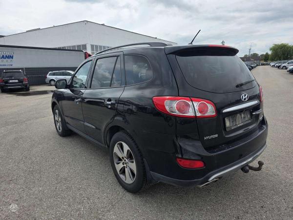 Black Hyundai Santa Fe 2012 in Marijampole, with an engine capacity of 2.20 L and mileage of 318 thousand km for 4300 €, photo 8 on AUTOMOTO.COM.LV