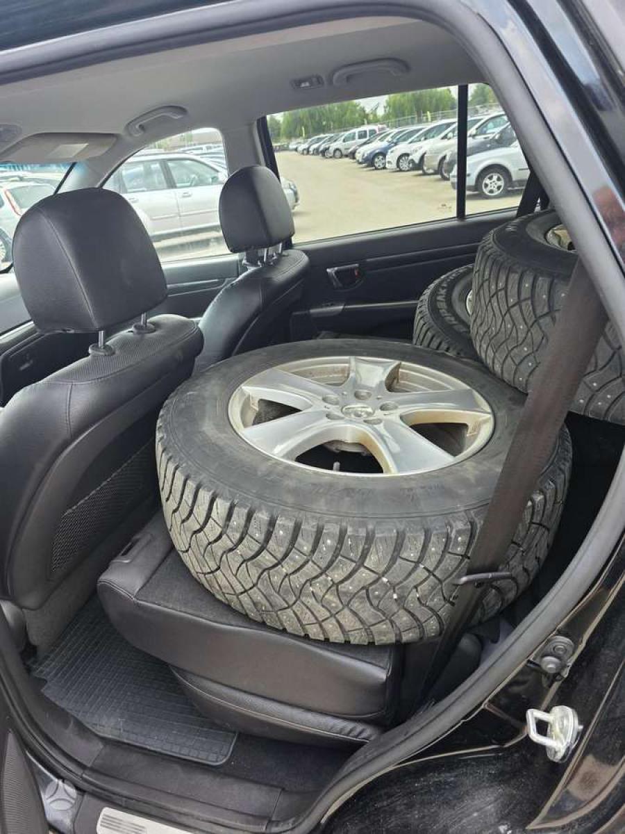 Melns Hyundai Santa Fe 2012 Marijampole, ar dzinēja tilpumu 2.20 L un nobraukumu 318 tūkst. km par 4300 €, foto 24 vietnē AUTOMOTO.COM.LV