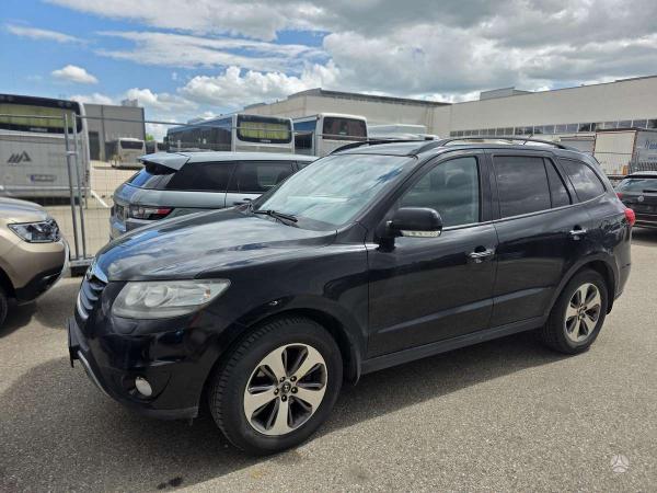 Black Hyundai Santa Fe 2012 in Marijampole, with an engine capacity of 2.20 L and mileage of 318 thousand km for 4350 €, photo 1 on AUTOMOTO.COM.LV
