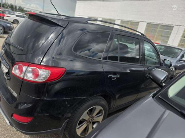 Black Hyundai Santa Fe 2012 in Marijampole, with an engine capacity of 2.20 L and mileage of 318 thousand km for 4350 €, photo 5 on AUTOMOTO.COM.LV