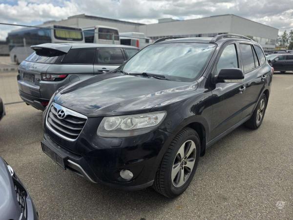 Black Hyundai Santa Fe 2012 in Marijampole, with an engine capacity of 2.20 L and mileage of 318 thousand km for 4350 €, photo 7 on AUTOMOTO.COM.LV