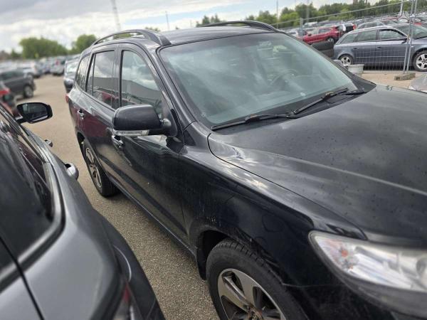 Black Hyundai Santa Fe 2012 in Marijampole, with an engine capacity of 2.20 L and mileage of 318 thousand km for 4350 €, photo 9 on AUTOMOTO.COM.LV