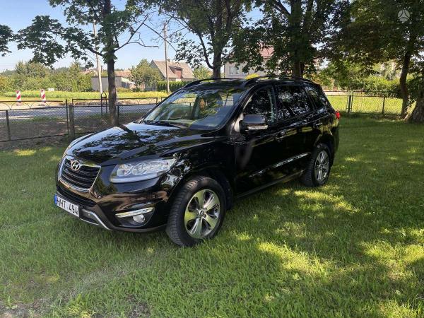Black Hyundai Santa Fe 2012 in Kelme, with an engine capacity of 2.20 L and mileage of 126 thousand km for 6200 €, photo 1 on AUTOMOTO.COM.LV