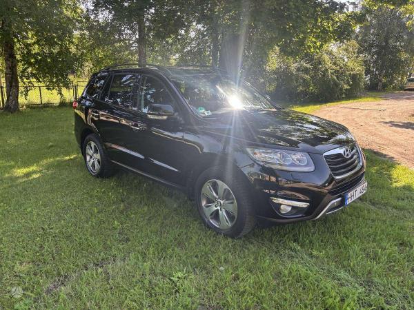 Black Hyundai Santa Fe 2012 in Kelme, with an engine capacity of 2.20 L and mileage of 126 thousand km for 6200 €, photo 3 on AUTOMOTO.COM.LV