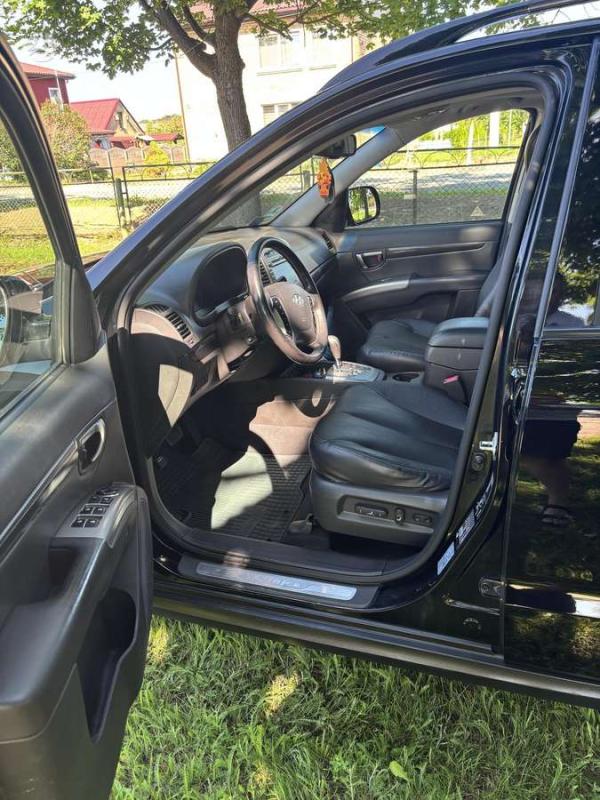 Black Hyundai Santa Fe 2012 in Kelme, with an engine capacity of 2.20 L and mileage of 126 thousand km for 6200 €, photo 8 on AUTOMOTO.COM.LV