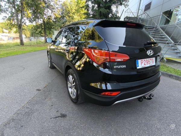 Black Hyundai Santa Fe 2012 in Alytus, with an engine capacity of 2.20 L and mileage of 199 thousand km for 10500 €, photo 3 on AUTOMOTO.COM.LV