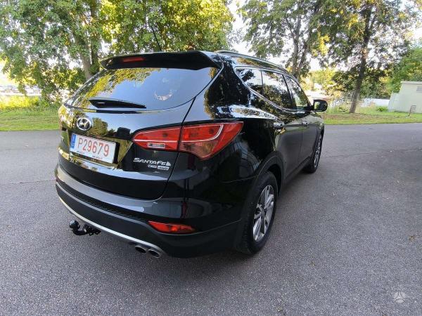 Black Hyundai Santa Fe 2012 in Alytus, with an engine capacity of 2.20 L and mileage of 199 thousand km for 10500 €, photo 4 on AUTOMOTO.COM.LV