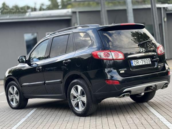 Hyundai Santa Fe 2012 Jūrmala vietnē Melns Hyundai Santa Fe 2012 Jūrmala, ar dzinēja tilpumu 2.20 L un nobraukumu 274 tūkst. km par 5990 €, foto 5 vietnē AUTOMOTO.COM.LV