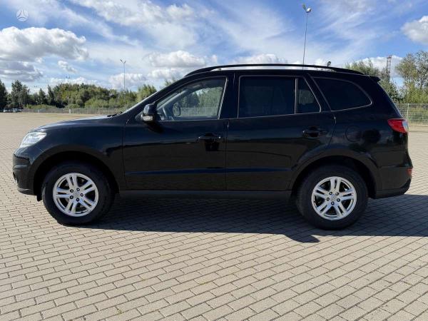 Hyundai Santa Fe 2012 in Marijampole on AUTOMOTO.COM.LV Black Hyundai Santa Fe 2012 in Marijampole, with an engine capacity of 2.20 L and mileage of 254 thousand km for 4100 €, photo 3 on AUTOMOTO.COM.LV