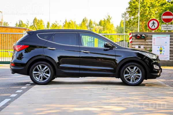 Black Hyundai Santa Fe 2013 in Jelgava, with an engine capacity of 2.20 L and mileage of 0 thousand km for 12900 €, photo 4 on AUTOMOTO.COM.LV