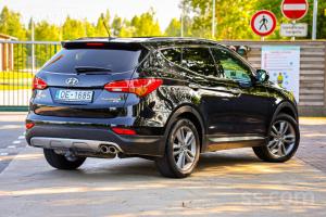 Black Hyundai Santa Fe 2013 in Jelgava, with an engine capacity of 2.20 L and mileage of 0 thousand km for 14800 €, photo 5 on AUTOMOTO.COM.LV