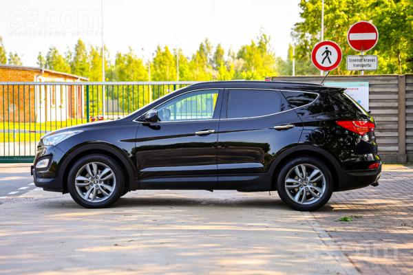 Black Hyundai Santa Fe 2013 in Jelgava, with an engine capacity of 2.20 L and mileage of 0 thousand km for 12900 €, photo 8 on AUTOMOTO.COM.LV