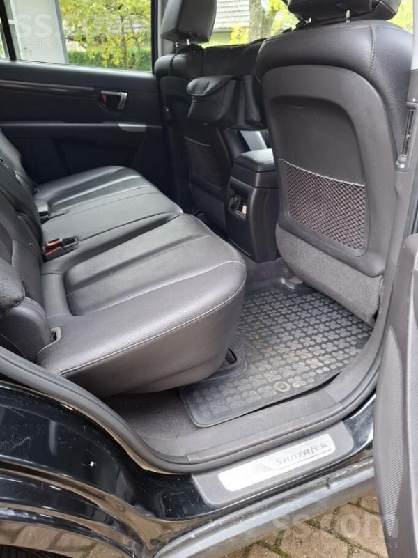 Black Hyundai Santa Fe 2013 in Valmiera, with an engine capacity of 2.00 L and mileage of 168 thousand km for 9280 €, photo 11 on AUTOMOTO.COM.LV
