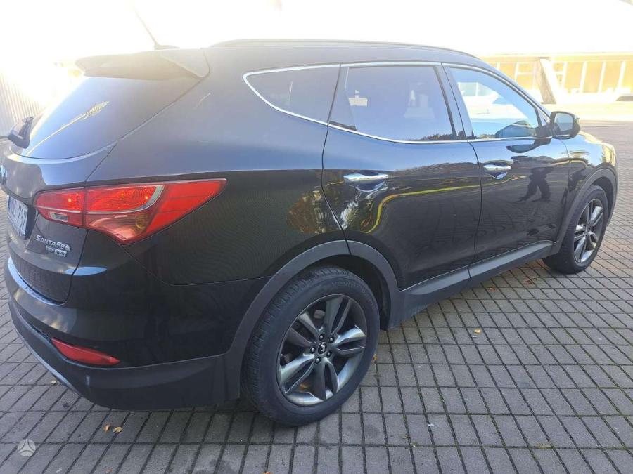 Black Hyundai Santa Fe 2013 in Marijampole, with an engine capacity of 2.20 L and mileage of 169 thousand km for 10500 €, photo 3 on AUTOMOTO.COM.LV