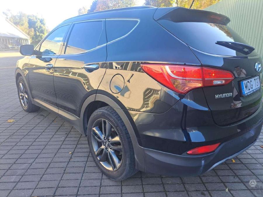 Black Hyundai Santa Fe 2013 in Marijampole, with an engine capacity of 2.20 L and mileage of 169 thousand km for 10500 €, photo 6 on AUTOMOTO.COM.LV