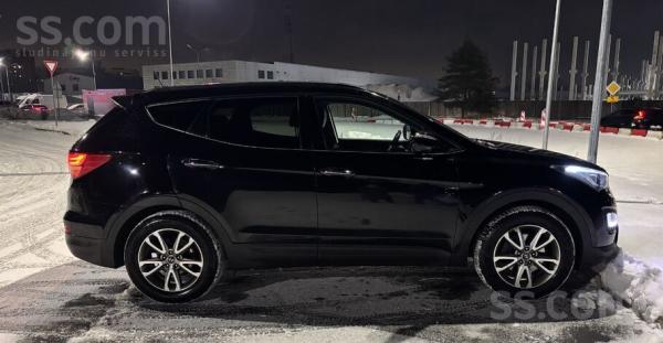 Black Hyundai Santa Fe 2013 in Riga, with an engine capacity of 2.20 L and mileage of 232 thousand km for 11500 €, photo 3 on AUTOMOTO.COM.LV