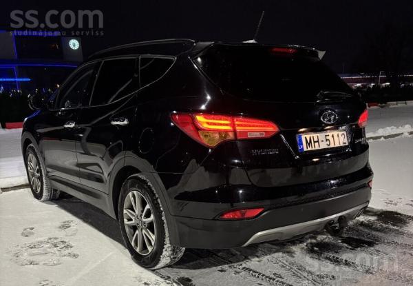 Black Hyundai Santa Fe 2013 in Riga, with an engine capacity of 2.20 L and mileage of 232 thousand km for 11500 €, photo 6 on AUTOMOTO.COM.LV