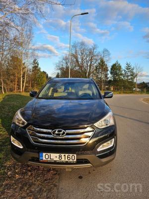 Melns Hyundai Santa Fe 2013 Rīga, ar dzinēja tilpumu 2.20 L un nobraukumu 243 tūkst. km par 9000 €, foto  vietnē AUTOMOTO.COM.LV