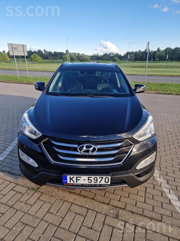 Black Hyundai Santa Fe 2013 in Liepaja, with an engine capacity of 2.20 L and mileage of 303 thousand km for 8700 €, photo 1 on AUTOMOTO.COM.LV